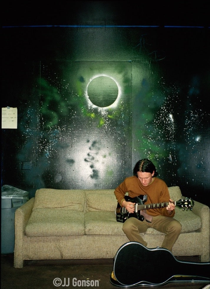Elliott Smith tuning, pre show in LA – JJ Gonson Photography
